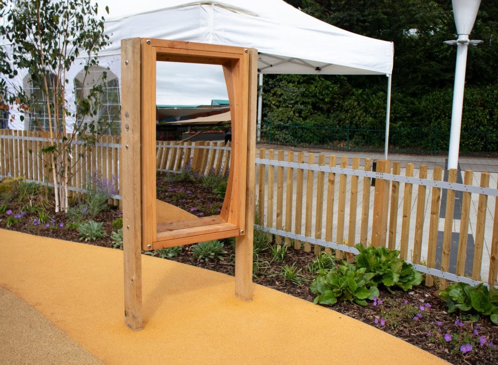 Distorting Mirrors | Stiliom Park & Lekutrustning