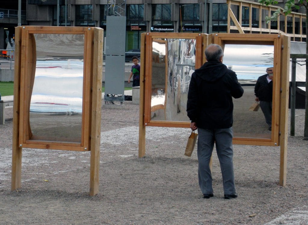 Distorting Mirrors | Stiliom Park & Lekutrustning