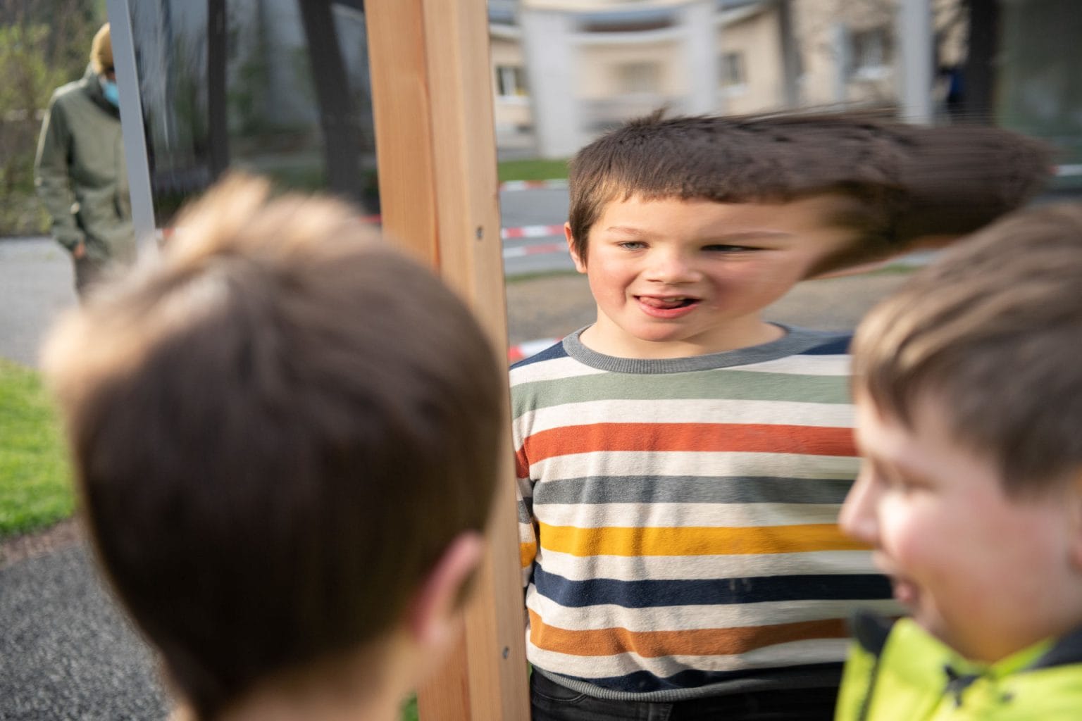 Distorting Mirrors | Stiliom Park & Lekutrustning